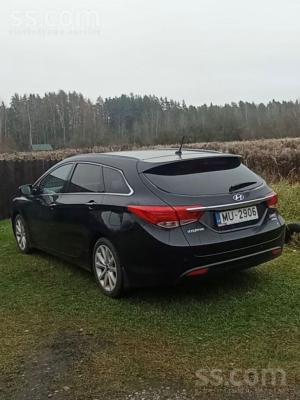 Black Hyundai i40 2011 in Valmiera, with an engine capacity of 1.70 L and mileage of 292 thousand km for 1900 €, photo 3 on AUTOMOTO.COM.LV
