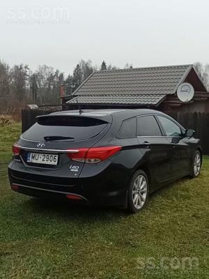 Black Hyundai i40 2011 in Valmiera, with an engine capacity of 1.70 L and mileage of 292 thousand km for 1900 €, photo 4 on AUTOMOTO.COM.LV