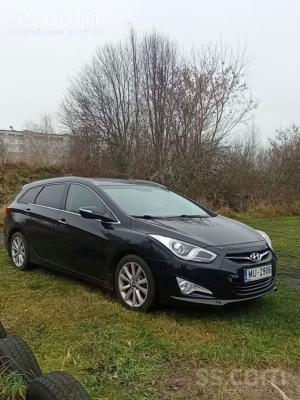 Black Hyundai i40 2011 in Valmiera, with an engine capacity of 1.70 L and mileage of 292 thousand km for 1900 €, photo 5 on AUTOMOTO.COM.LV