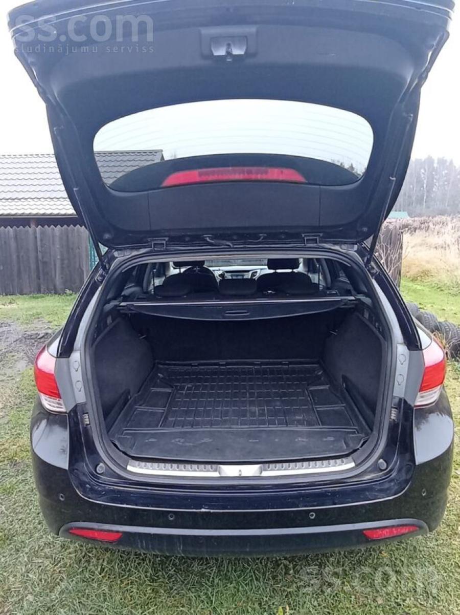 Black Hyundai i40 2011 in Valmiera, with an engine capacity of 1.70 L and mileage of 292 thousand km for 1900 €, photo 7 on AUTOMOTO.COM.LV