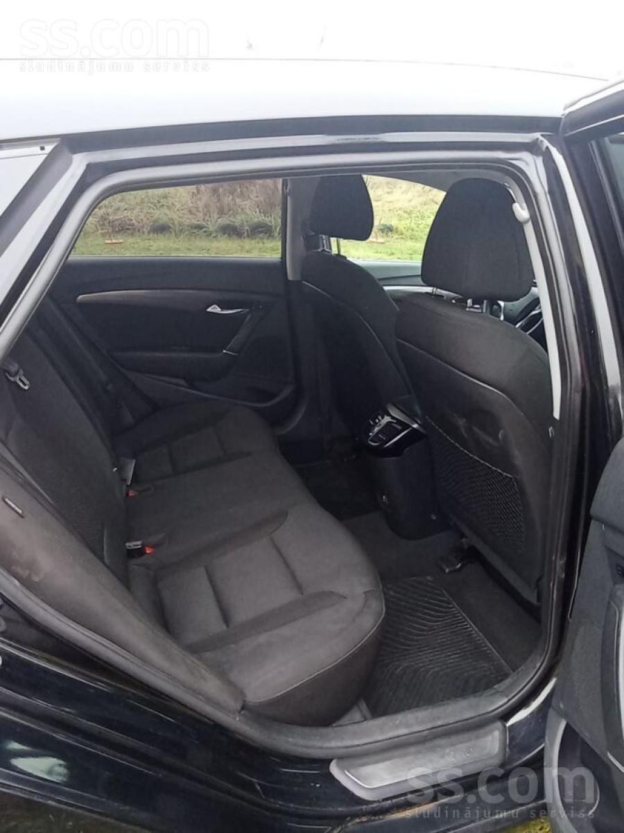 Black Hyundai i40 2011 in Valmiera, with an engine capacity of 1.70 L and mileage of 292 thousand km for 1900 €, photo 9 on AUTOMOTO.COM.LV