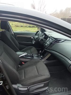 Black Hyundai i40 2011 in Valmiera, with an engine capacity of 1.70 L and mileage of 292 thousand km for 1900 €, photo 10 on AUTOMOTO.COM.LV