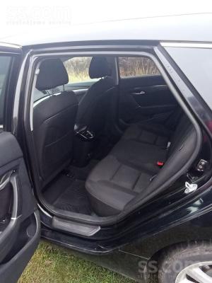Black Hyundai i40 2011 in Valmiera, with an engine capacity of 1.70 L and mileage of 292 thousand km for 1900 €, photo 11 on AUTOMOTO.COM.LV