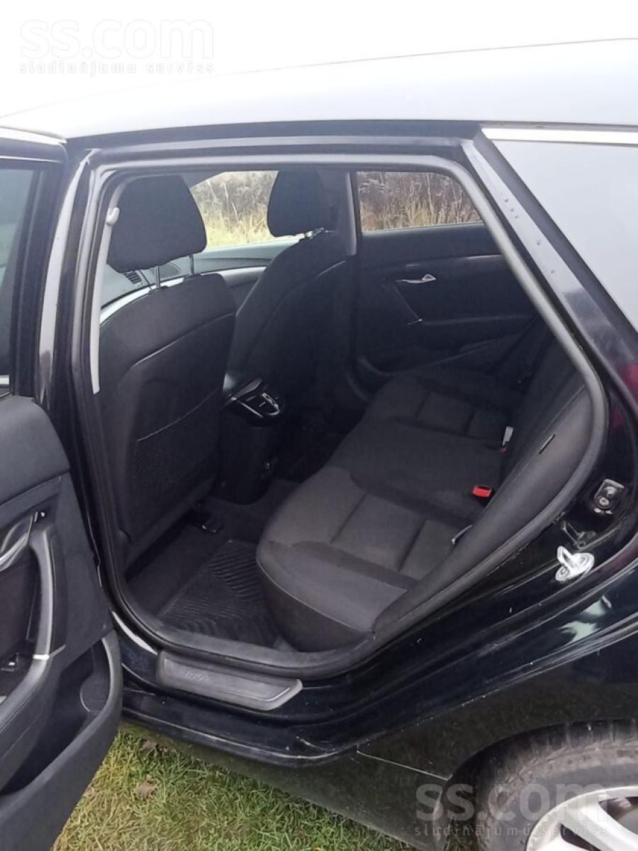 Black Hyundai i40 2011 in Valmiera, with an engine capacity of 1.70 L and mileage of 292 thousand km for 1900 €, photo 11 on AUTOMOTO.COM.LV