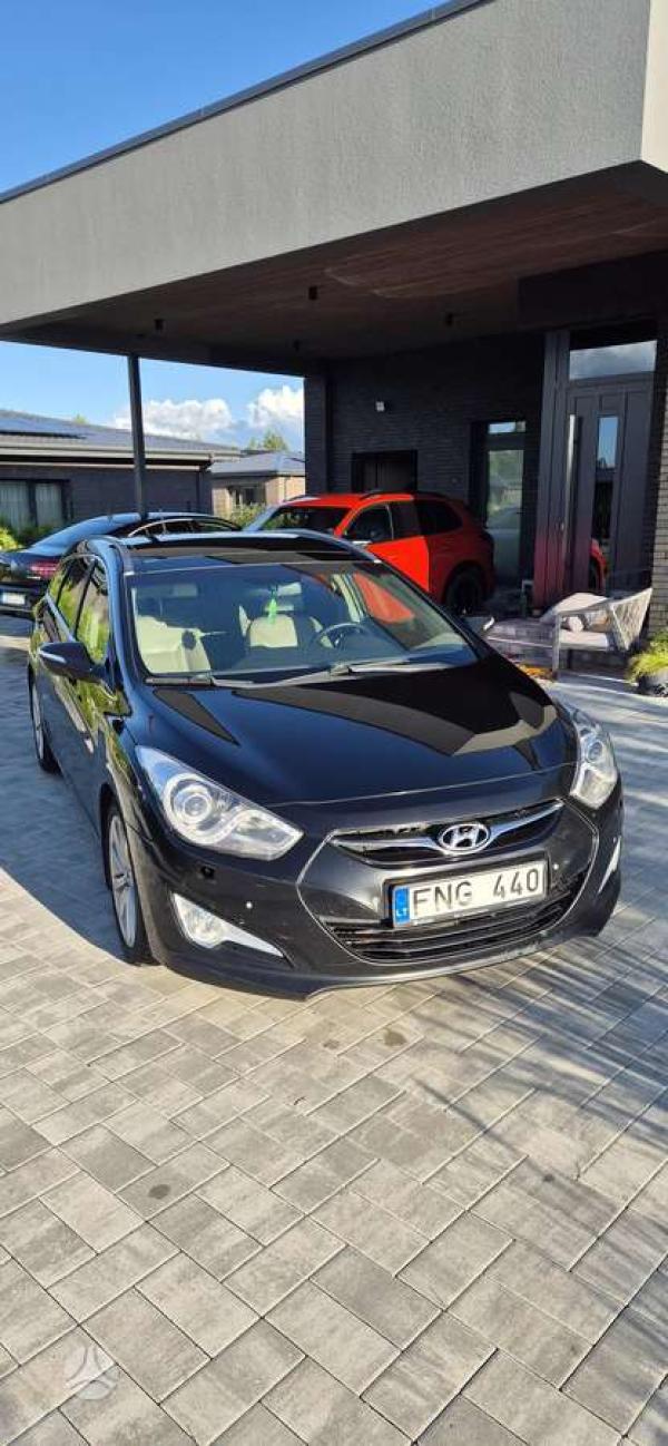 Black Hyundai i40 2011 in Kaunas, with an engine capacity of 1.69 L and mileage of 278 thousand km for 3500 €, photo 4 on AUTOMOTO.COM.LV