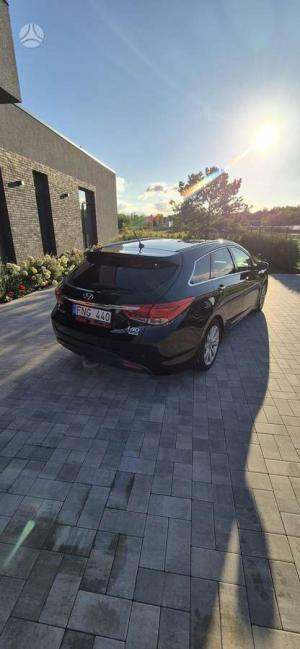 Black Hyundai i40 2011 in Kaunas, with an engine capacity of 1.69 L and mileage of 278 thousand km for 3500 €, photo 7 on AUTOMOTO.COM.LV