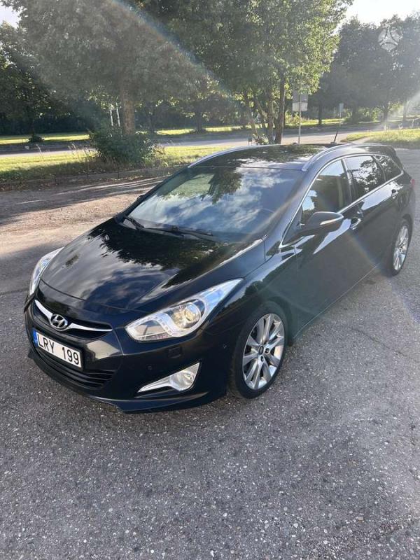 Black Hyundai i40 2011 in Marijampole, with an engine capacity of 1.69 L and mileage of 227 thousand km for 5550 €, photo 4 on AUTOMOTO.COM.LV
