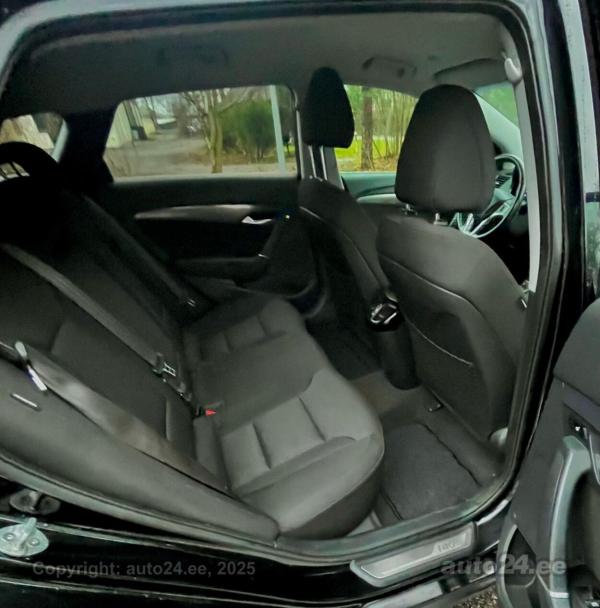 Black Hyundai i40 2012 in Parnu, with an engine capacity of 1.70 L and mileage of 152 thousand km for 6600 €, photo 11 on AUTOMOTO.COM.LV