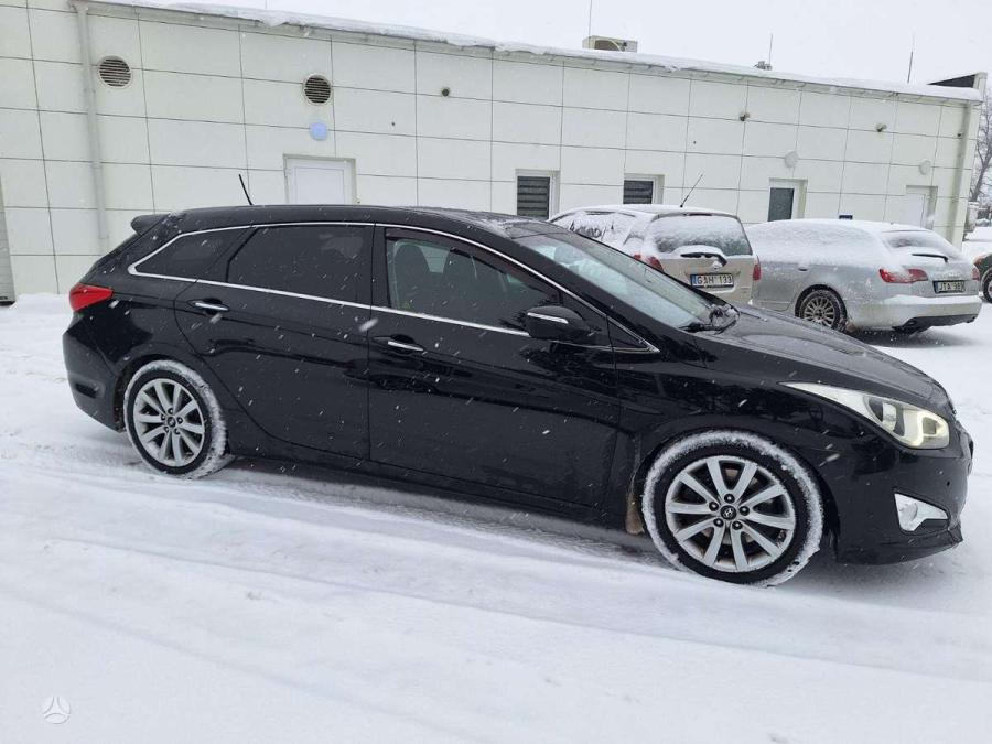 Melns Hyundai i40 2012 Kelmė, ar dzinēja tilpumu 1.70 L un nobraukumu 290 tūkst. km par 4650 €, foto 3 vietnē AUTOMOTO.COM.LV