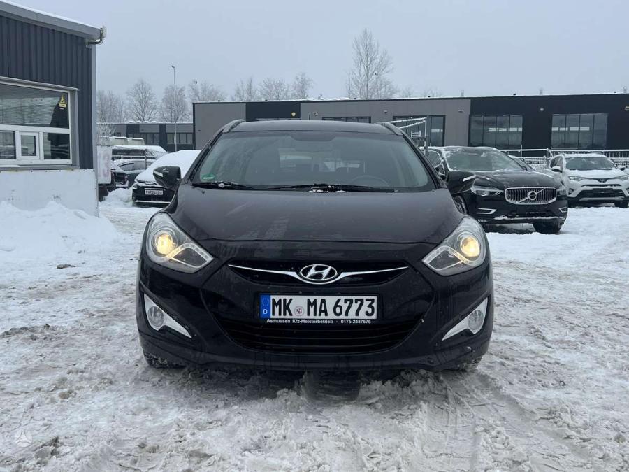Black Hyundai i40 2012 in Kaunas, with an engine capacity of 1.69 L and mileage of 261 thousand km for 5150 €, photo 1 on AUTOMOTO.COM.LV