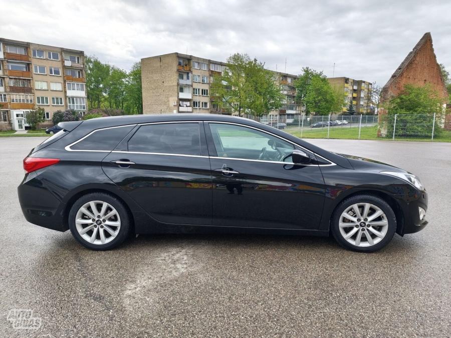 Black Hyundai i40 2012 in Vilnius, with an engine capacity of 2.00 L and mileage of 198 thousand km for 6700 €, photo 3 on AUTOMOTO.COM.LV