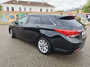 Black Hyundai i40 2012 in Vilnius, with an engine capacity of 2.00 L and mileage of 198 thousand km for 6700 €, photo 6 on AUTOMOTO.COM.LV