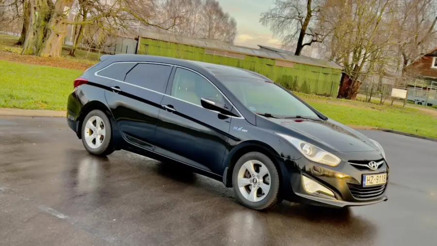 Black Hyundai i40 2012 in Riga, with an engine capacity of 1.70 L and mileage of 278 thousand km for 4900 €, photo 1 on AUTOMOTO.COM.LV