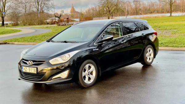 Melns Hyundai i40 2012 Rīga, ar dzinēja tilpumu 1.70 L un nobraukumu 278 tūkst. km par 4900 €, foto 2 vietnē AUTOMOTO.COM.LV