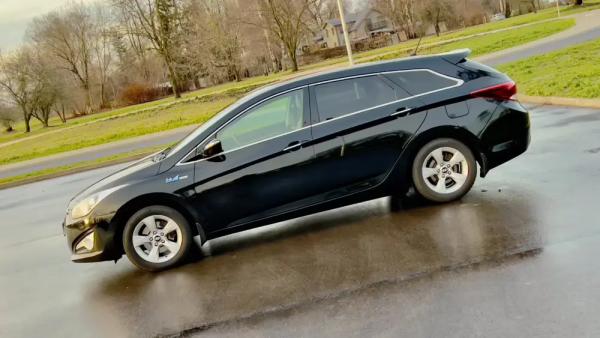 Melns Hyundai i40 2012 Rīga, ar dzinēja tilpumu 1.70 L un nobraukumu 278 tūkst. km par 4900 €, foto 3 vietnē AUTOMOTO.COM.LV