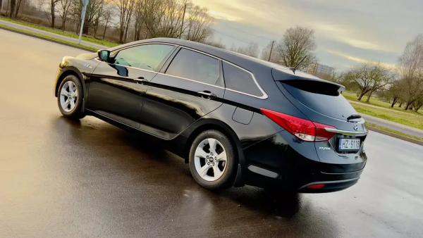 Melns Hyundai i40 2012 Rīga, ar dzinēja tilpumu 1.70 L un nobraukumu 278 tūkst. km par 4900 €, foto 4 vietnē AUTOMOTO.COM.LV