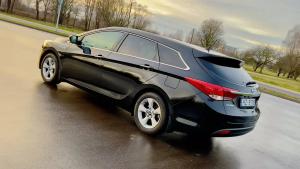 Black Hyundai i40 2012 in Riga, with an engine capacity of 1.70 L and mileage of 278 thousand km for 4900 €, photo 5 on AUTOMOTO.COM.LV