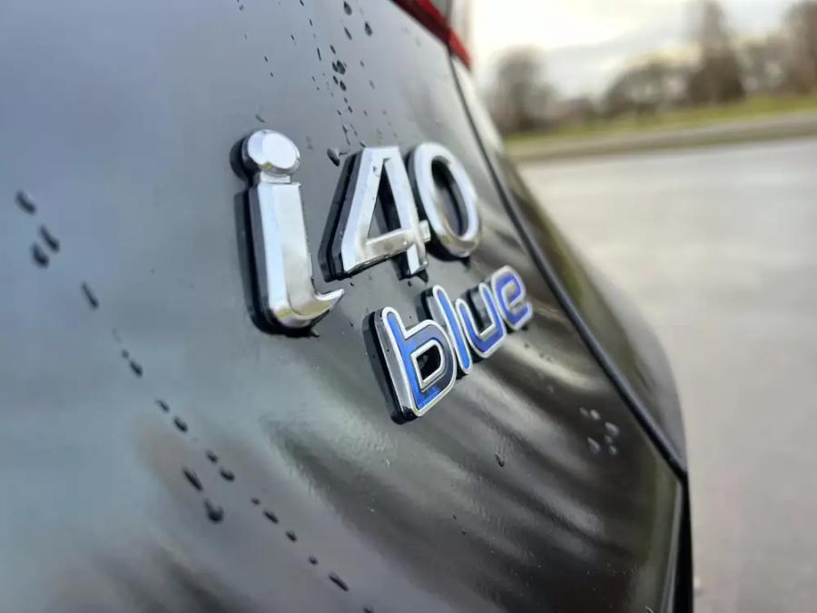 Black Hyundai i40 2012 in Riga, with an engine capacity of 1.70 L and mileage of 278 thousand km for 4900 €, photo 9 on AUTOMOTO.COM.LV