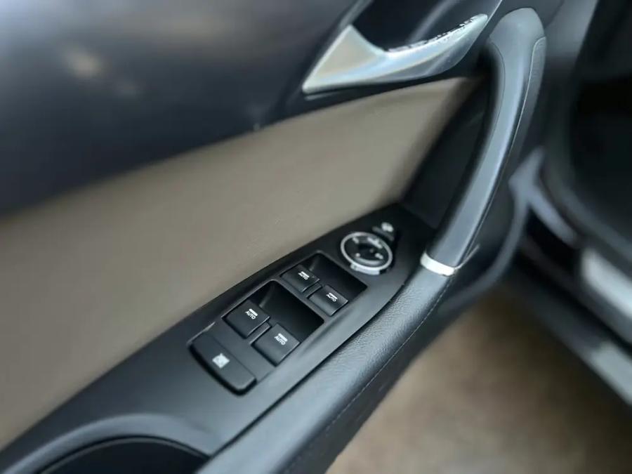 Black Hyundai i40 2012 in Riga, with an engine capacity of 1.70 L and mileage of 278 thousand km for 4900 €, photo 12 on AUTOMOTO.COM.LV
