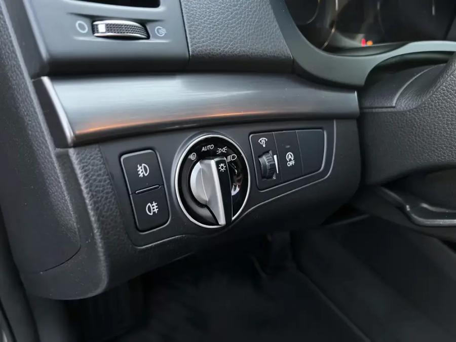 Black Hyundai i40 2012 in Riga, with an engine capacity of 1.70 L and mileage of 278 thousand km for 4900 €, photo 14 on AUTOMOTO.COM.LV