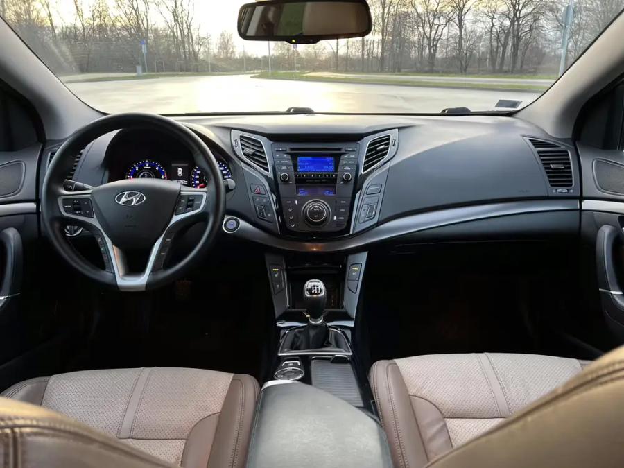 Black Hyundai i40 2012 in Riga, with an engine capacity of 1.70 L and mileage of 278 thousand km for 4900 €, photo 17 on AUTOMOTO.COM.LV