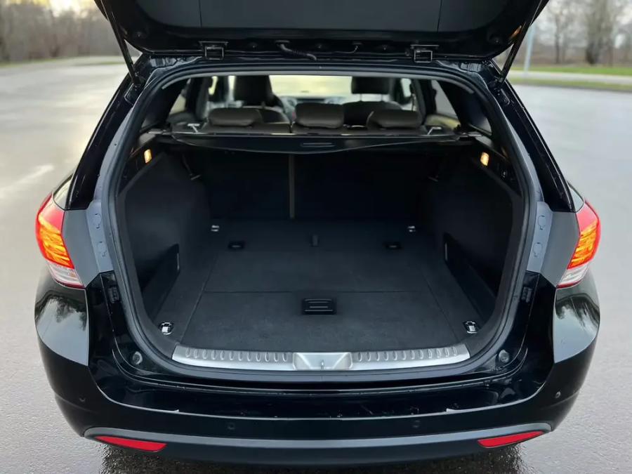 Black Hyundai i40 2012 in Riga, with an engine capacity of 1.70 L and mileage of 278 thousand km for 4900 €, photo 29 on AUTOMOTO.COM.LV