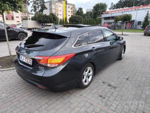 Black Hyundai i40 2012 in Riga, with an engine capacity of 1.70 L and mileage of 275 thousand km for 4300 €, photo 3 on AUTOMOTO.COM.LV