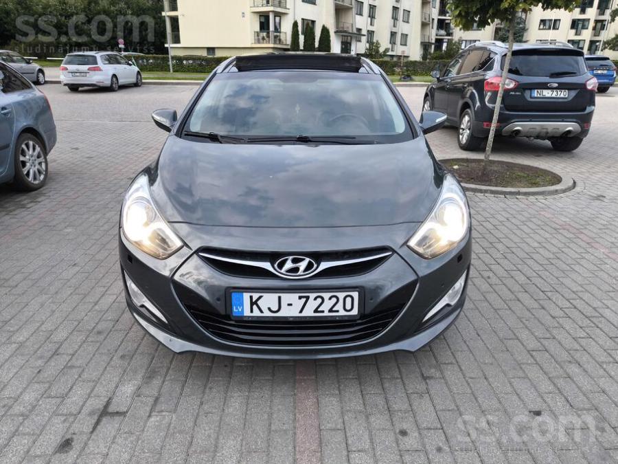 Black Hyundai i40 2012 in Riga, with an engine capacity of 1.70 L and mileage of 275 thousand km for 4300 €, photo 5 on AUTOMOTO.COM.LV