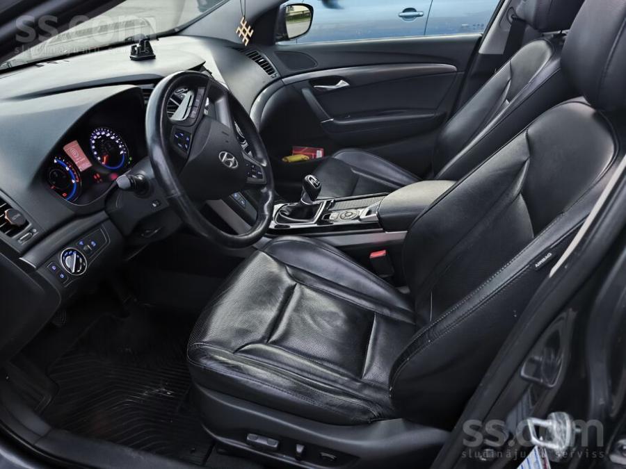 Black Hyundai i40 2012 in Riga, with an engine capacity of 1.70 L and mileage of 275 thousand km for 4300 €, photo 7 on AUTOMOTO.COM.LV
