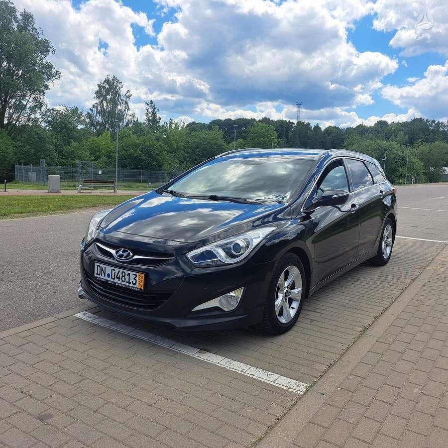Black Hyundai i40 2012 in Vilnius, with an engine capacity of 1.69 L and mileage of 226 thousand km for 4950 €, photo 1 on AUTOMOTO.COM.LV