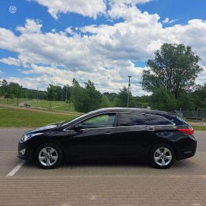 Black Hyundai i40 2012 in Vilnius, with an engine capacity of 1.69 L and mileage of 226 thousand km for 4950 €, photo 5 on AUTOMOTO.COM.LV