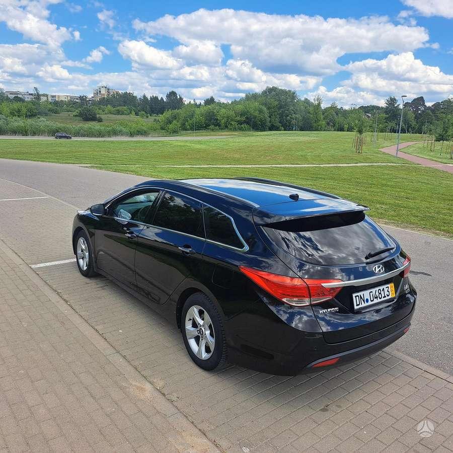 Black Hyundai i40 2012 in Vilnius, with an engine capacity of 1.69 L and mileage of 226 thousand km for 4950 €, photo 7 on AUTOMOTO.COM.LV