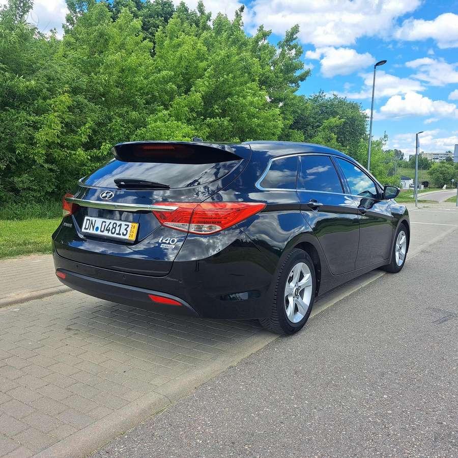 Black Hyundai i40 2012 in Vilnius, with an engine capacity of 1.69 L and mileage of 226 thousand km for 4950 €, photo 9 on AUTOMOTO.COM.LV