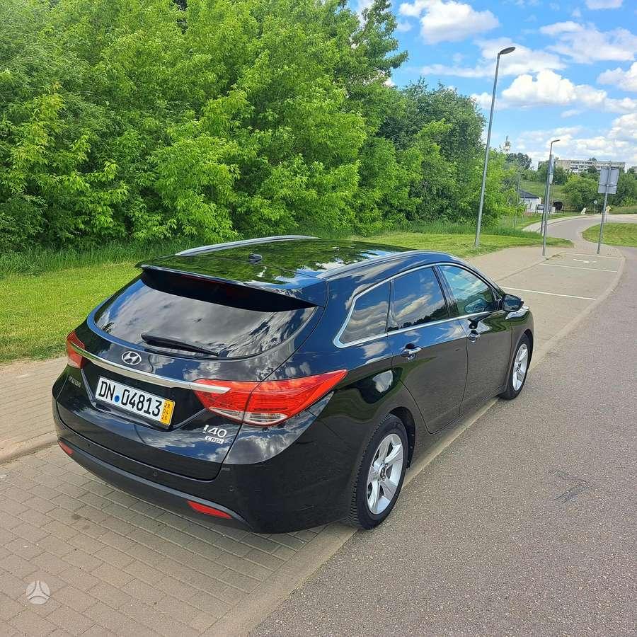 Black Hyundai i40 2012 in Vilnius, with an engine capacity of 1.69 L and mileage of 226 thousand km for 4950 €, photo 10 on AUTOMOTO.COM.LV