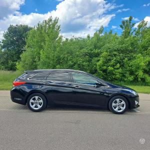Black Hyundai i40 2012 in Vilnius, with an engine capacity of 1.69 L and mileage of 226 thousand km for 4950 €, photo 11 on AUTOMOTO.COM.LV