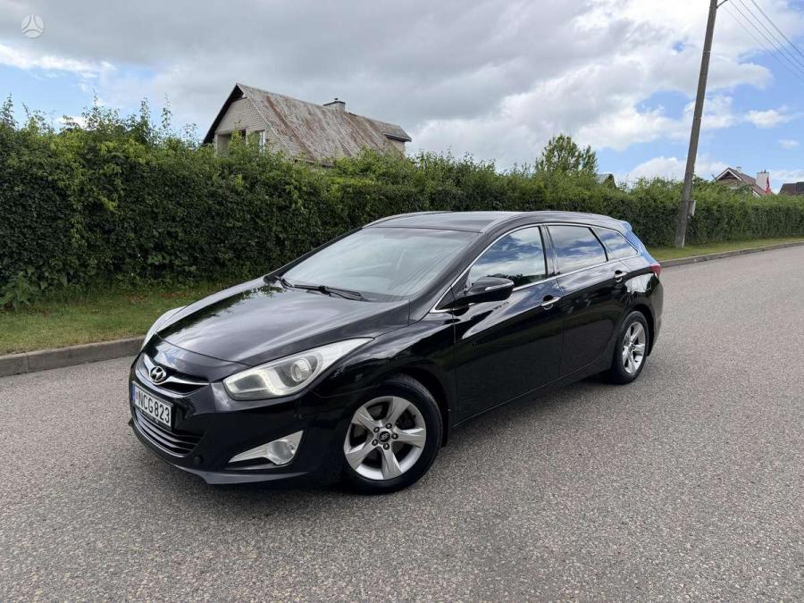 Black Hyundai i40 2012 in Vilnius, with an engine capacity of 1.69 L and mileage of 273 thousand km for 4850 €, photo 1 on AUTOMOTO.COM.LV