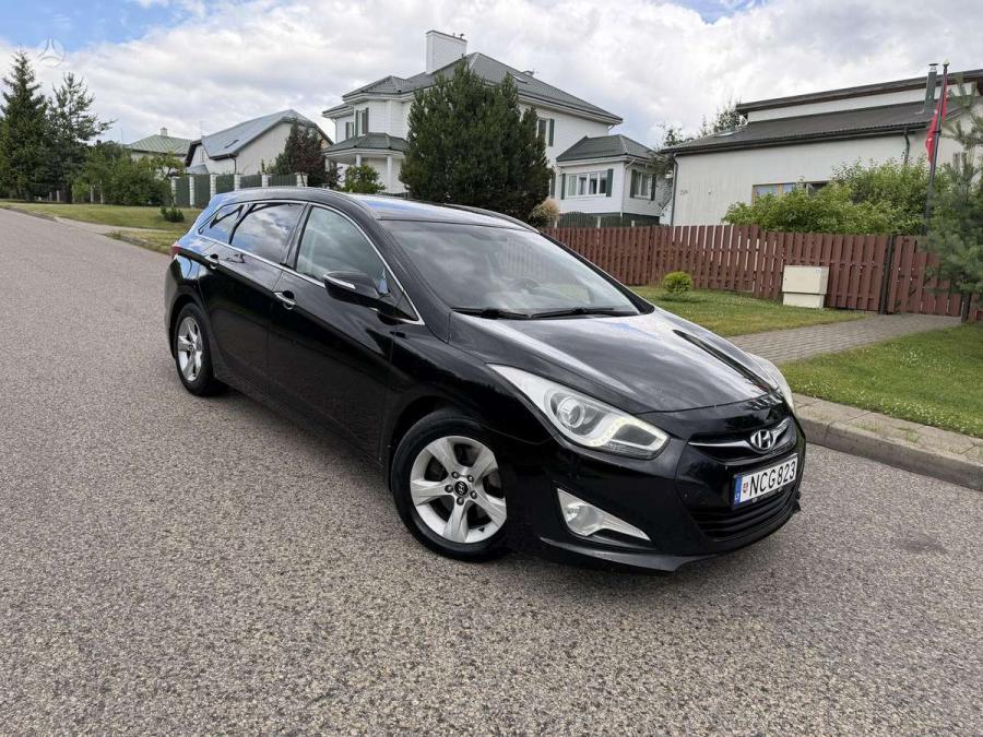 Black Hyundai i40 2012 in Vilnius, with an engine capacity of 1.69 L and mileage of 273 thousand km for 4850 €, photo 4 on AUTOMOTO.COM.LV