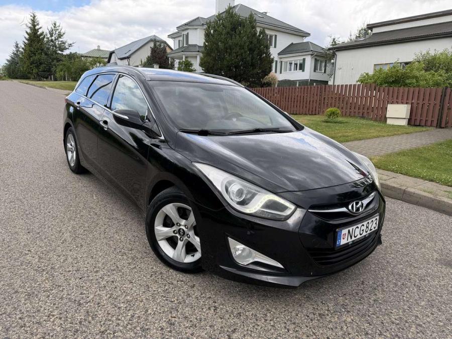 Black Hyundai i40 2012 in Vilnius, with an engine capacity of 1.69 L and mileage of 273 thousand km for 4850 €, photo 5 on AUTOMOTO.COM.LV