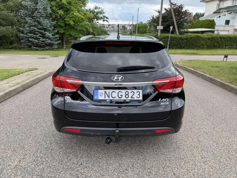 Black Hyundai i40 2012 in Vilnius, with an engine capacity of 1.69 L and mileage of 273 thousand km for 4850 €, photo 8 on AUTOMOTO.COM.LV