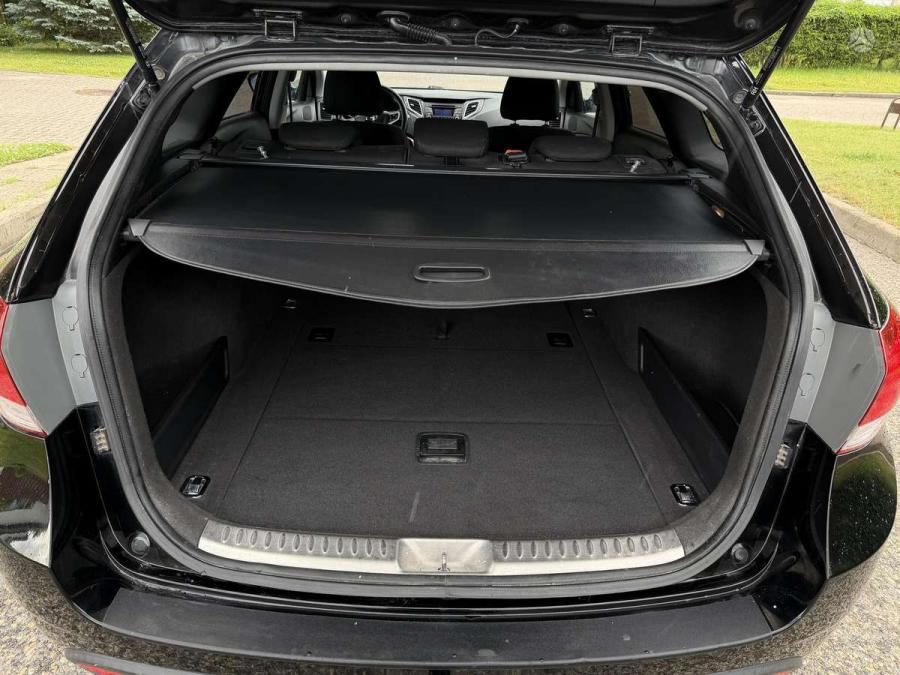 Black Hyundai i40 2012 in Vilnius, with an engine capacity of 1.69 L and mileage of 273 thousand km for 4850 €, photo 10 on AUTOMOTO.COM.LV