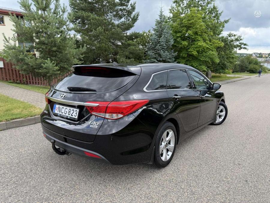 Black Hyundai i40 2012 in Vilnius, with an engine capacity of 1.69 L and mileage of 273 thousand km for 4850 €, photo 12 on AUTOMOTO.COM.LV