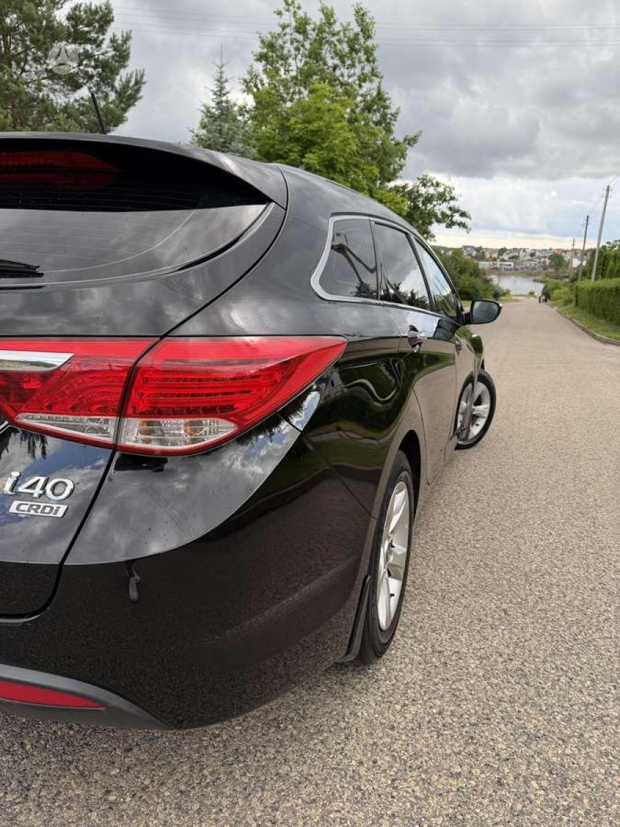 Black Hyundai i40 2012 in Vilnius, with an engine capacity of 1.69 L and mileage of 273 thousand km for 4850 €, photo 13 on AUTOMOTO.COM.LV