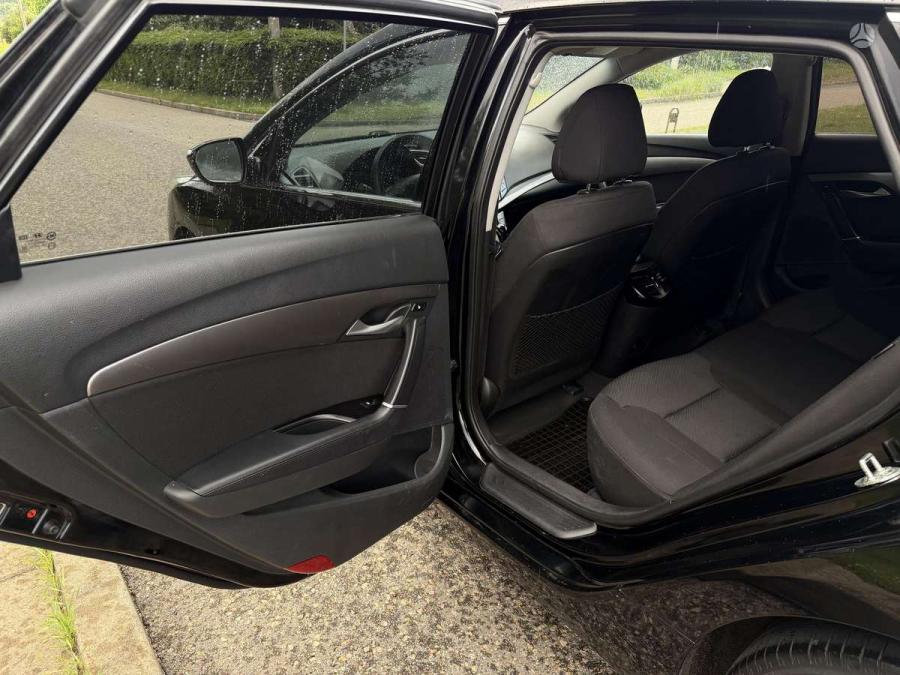 Black Hyundai i40 2012 in Vilnius, with an engine capacity of 1.69 L and mileage of 273 thousand km for 4850 €, photo 19 on AUTOMOTO.COM.LV