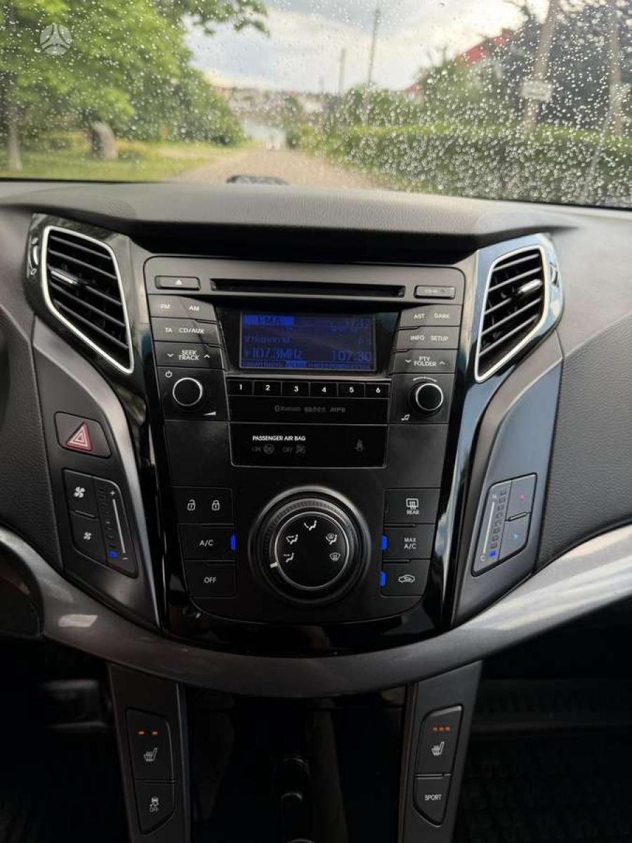 Black Hyundai i40 2012 in Vilnius, with an engine capacity of 1.69 L and mileage of 273 thousand km for 4850 €, photo 27 on AUTOMOTO.COM.LV