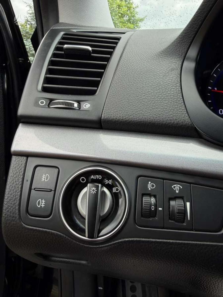 Black Hyundai i40 2012 in Vilnius, with an engine capacity of 1.69 L and mileage of 273 thousand km for 4850 €, photo 33 on AUTOMOTO.COM.LV