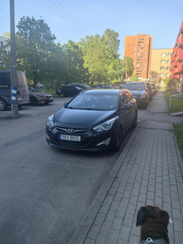Black Hyundai i40 2012 in Tallinn, with an engine capacity of 1.70 L and mileage of 357 thousand km for 4000 €, photo 7 on AUTOMOTO.COM.LV