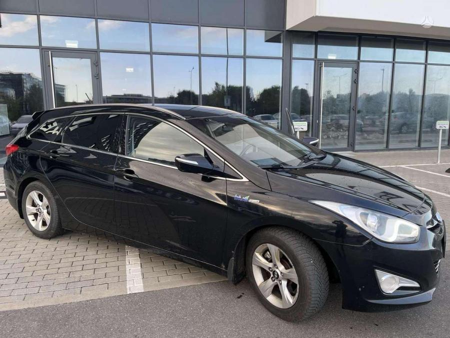 Melns Hyundai i40 2012 Viļņa, ar dzinēja tilpumu 1.69 L un nobraukumu 200 tūkst. km par 3700 €, foto 3 vietnē AUTOMOTO.COM.LV