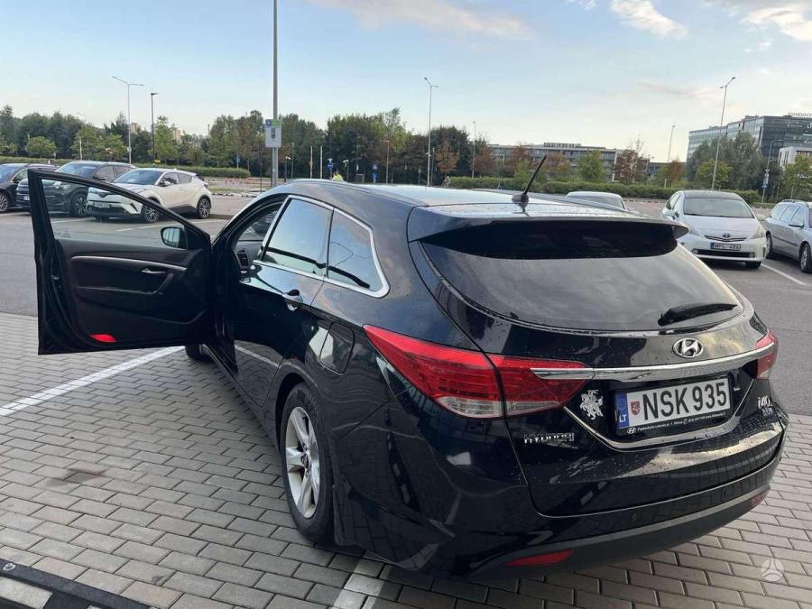 Melns Hyundai i40 2012 Viļņa, ar dzinēja tilpumu 1.69 L un nobraukumu 200 tūkst. km par 3700 €, foto 5 vietnē AUTOMOTO.COM.LV