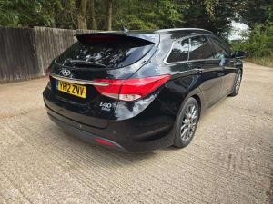 Black Hyundai i40 2012 in Siauliai, with an engine capacity of 1.69 L and mileage of 200 thousand km for 2395 €, photo 5 on AUTOMOTO.COM.LV