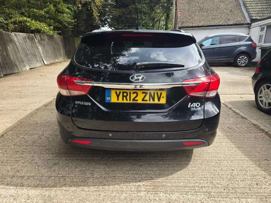 Black Hyundai i40 2012 in Siauliai, with an engine capacity of 1.69 L and mileage of 200 thousand km for 2395 €, photo 6 on AUTOMOTO.COM.LV